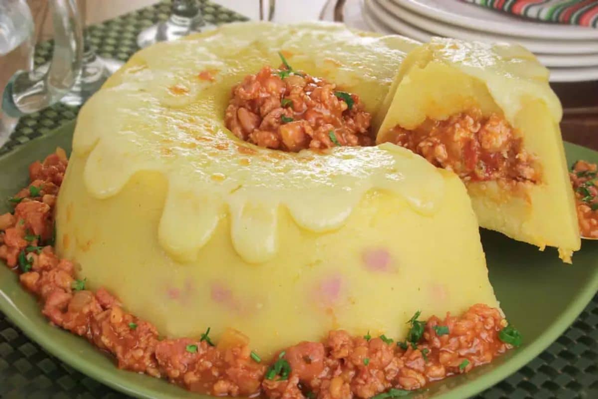 Polenta Recheada Com Ragu de Linguiça - Receita Rápido